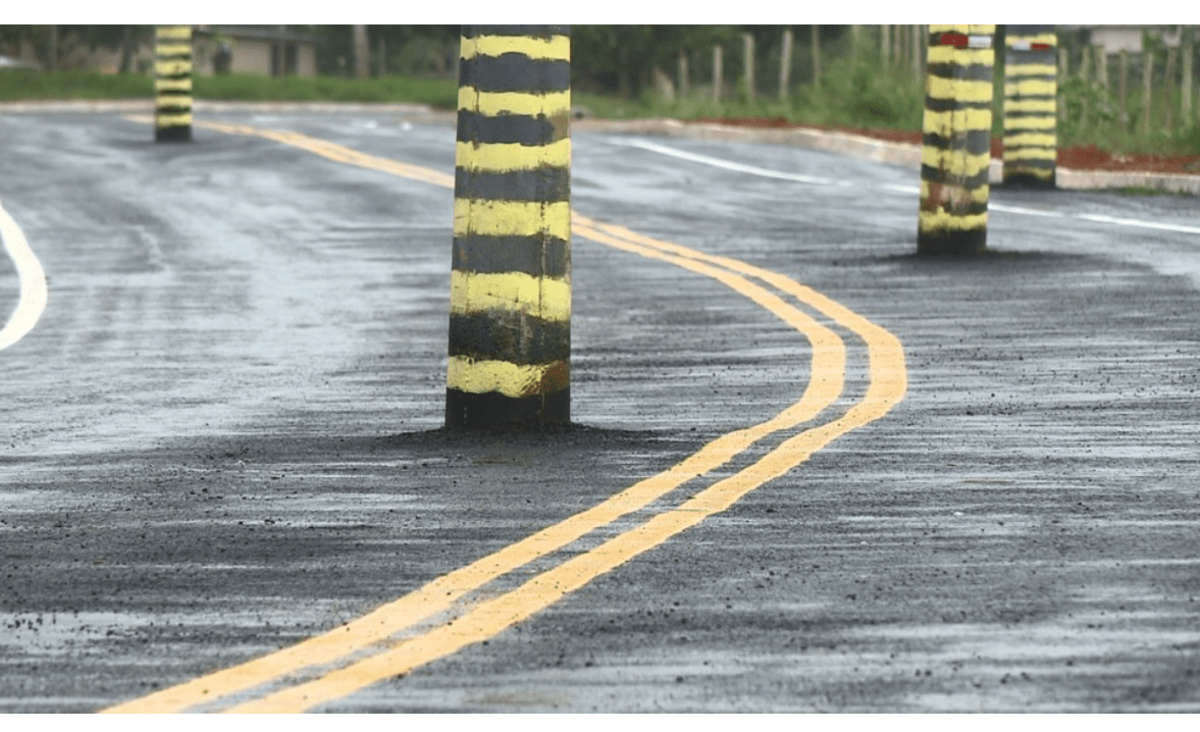 Estrada é inaugurada com postes no meio da rua | A Antagoniza | fleekus